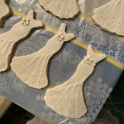 Handmade Sparkling White Royal Icing Drop Flowers With Silver Dragee ...