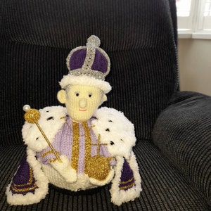 HM Queen Elizabeth II and Paddington Double Tea Cosy Knitting Pattern ...