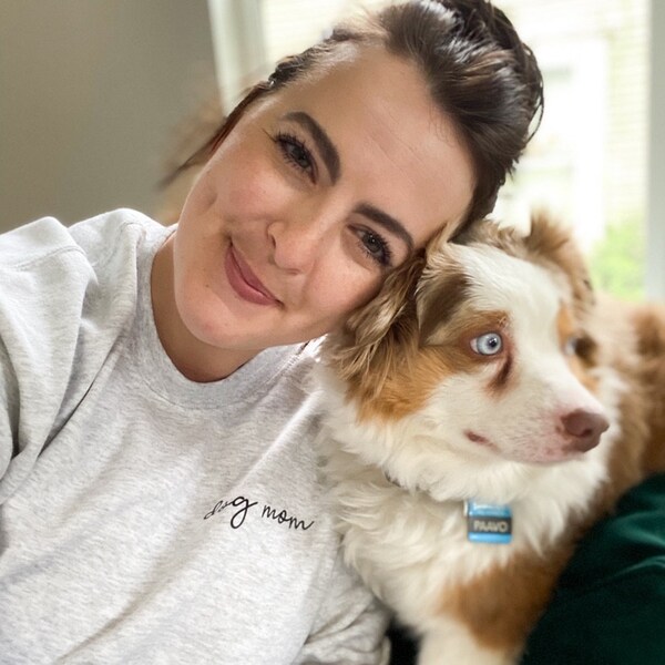 Dog Mom Script Left Chest Heavy Blend Crewneck Sweatshirt, Dog Lover ...