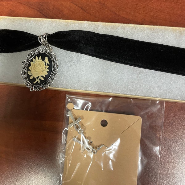 Gothic White Rose Choker, White Rose Necklace, Black Velvet Choker ...