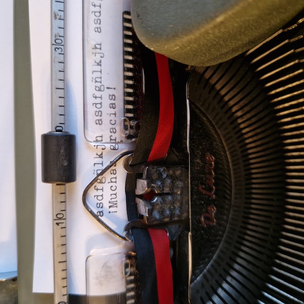 Olivetti Pluma 22 / Lettera 22 - Vintage Typewriter - New Ribbon Black ...