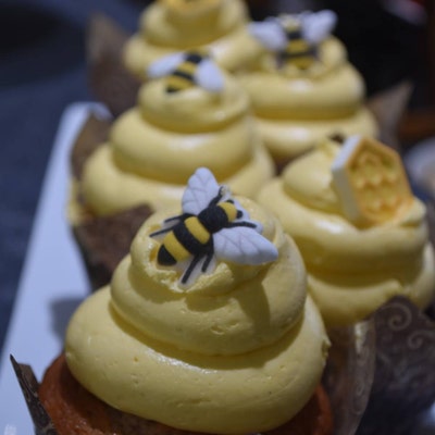 15 HONEY BEES EDIBLE Sugar Cupcake or Cake Toppers Bee Decorations for ...