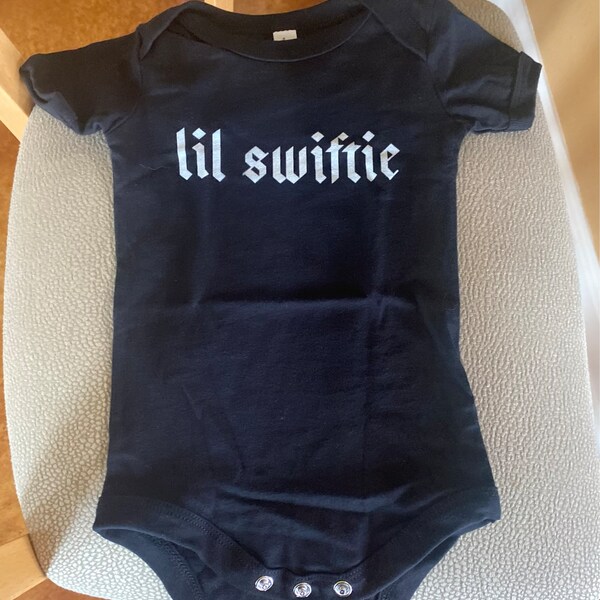 Lil Swiftie (white Text) One Piece Bodysuit Tswift, Taylor, Baby Boy ...