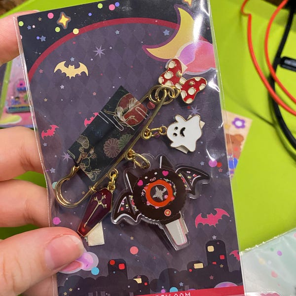 LOONA Keychain / Loona Lightstick Keychain (random Moon Charm) - Etsy