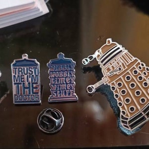 Trust Me I M the Doctor Pin max.dim 22mm DR WHO, Tardis, Police Box ...