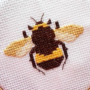 Bee Cross Stitch Pattern, Bee Embroidery, Mini Cross Stitch, Sewing ...