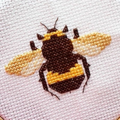 Bee Cross Stitch Pattern, Bee Embroidery, Mini Cross Stitch, Sewing ...