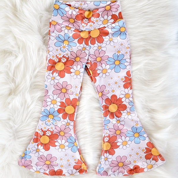 Muted Retro Floral Seamless Pattern for Summer, Hippie Daisy Flowers ...