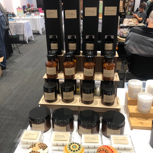 Wide Shelves Retail Display Counter Craft Market Display Exhibition ...