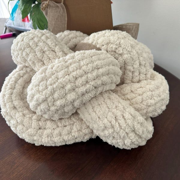 Knot Pillow Pattern • Beginner DIY Video Tutorial + PDF • Finger Knit ...