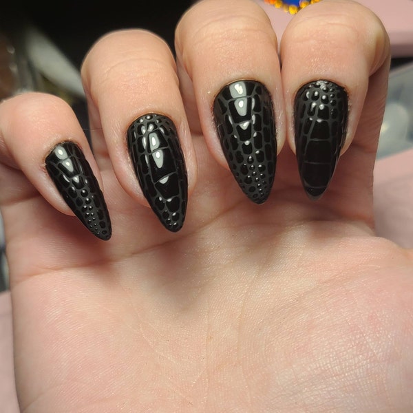 Reptilia - Textured Press-on Nail Set - Set of 28-30 Press-on Nails - Etsy