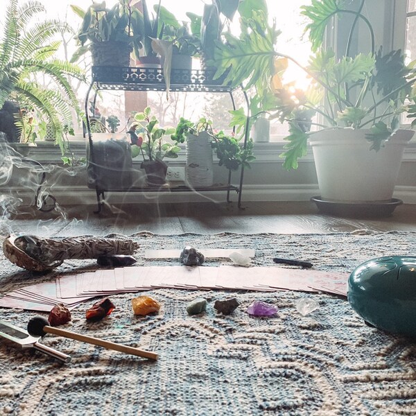 7 Chakras Raw Crystal Gift Set | 9in. Selenite Wand and 7in. Sage ...