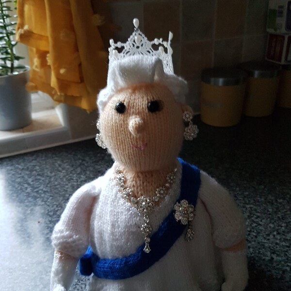 Queen Elizabeth II Tea Cosy Knitting Pattern - Etsy