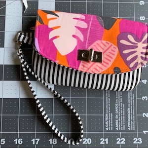 Zip Pocket Pouch Wristlet PDF Sewing Pattern: Intermediate Sewing ...