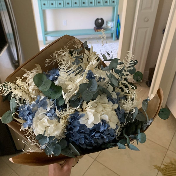 Bouquet SAINT-FLORENT Hydrangea and Eucalyptus Dusty Blue and White ...