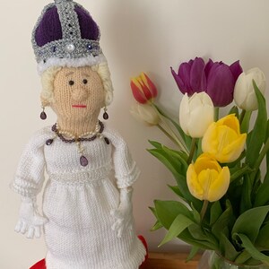 HM Queen Elizabeth II and Paddington Double Tea Cosy Knitting Pattern ...