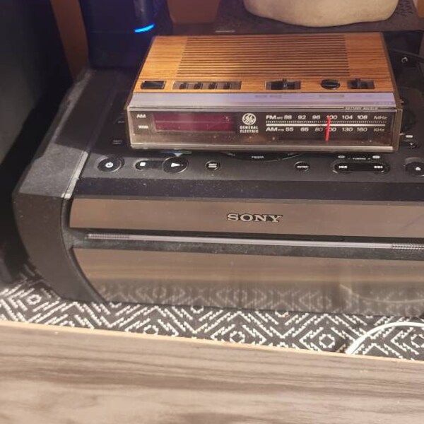 MCE - AM/FM Alarm Clock Radio - Serial No. 20100183SP - (radio, Works ...