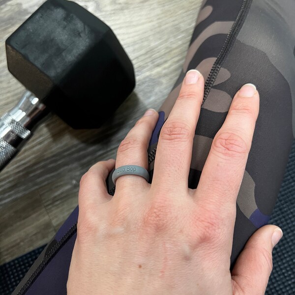 CUSTOM ENGRAVED Women's Silicone Wedding Ring by Aera, Personalized ...