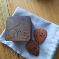Personalisierte hölzerne Gitarren-Picks Box, individuell gravierte ...