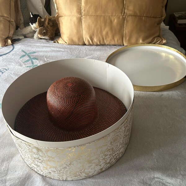 New X-large Round White/gold Floral Hat Box , Lid Has Metallic Gold ...
