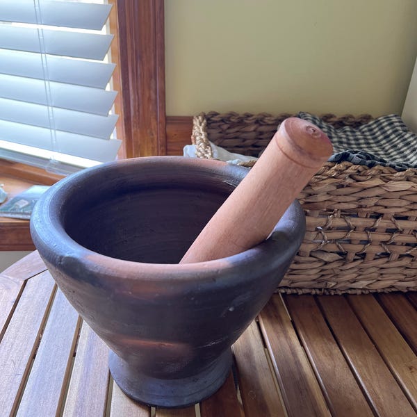 Pilão de barro e madeira tailandês feito à mão: Kruk para salada de ...