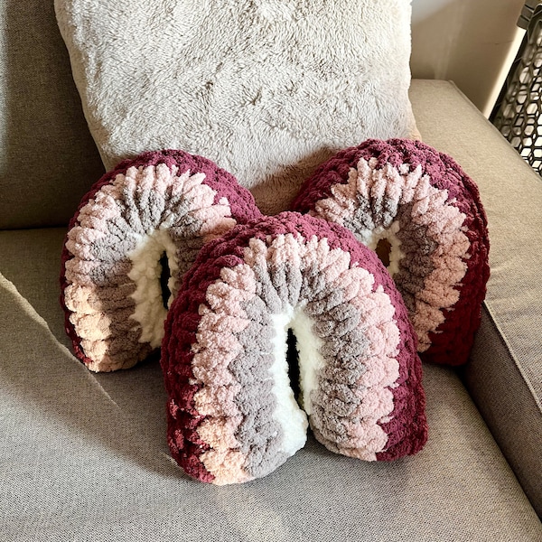 Milaney Rainbow Pillow Tutorial / Pattern, Finger Knitting / DIY ...