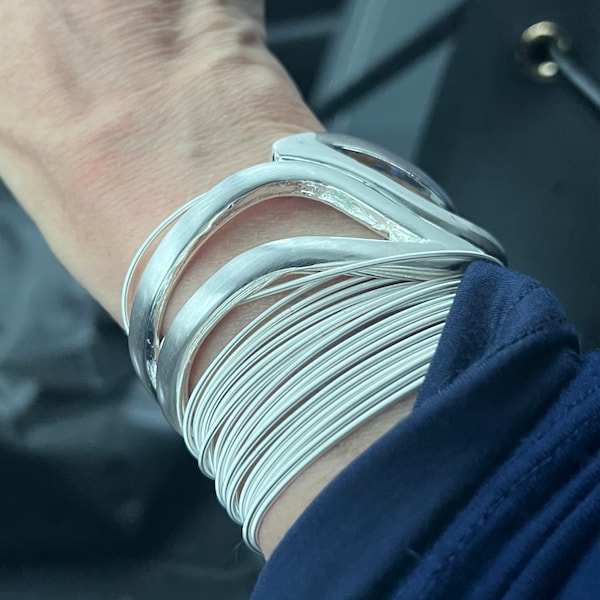 Spring Bracelets Jewelry in Colors Black ,silver , Gold and Gray ...