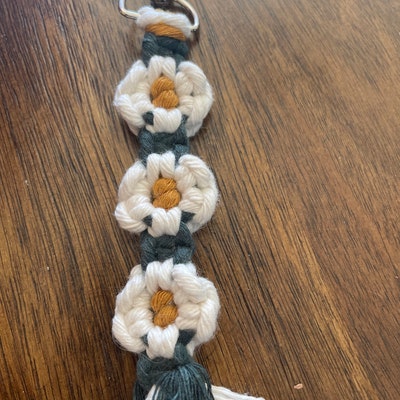 Macrame Daisy Keychain - Etsy