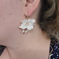 FILIA // White Flower Wedding Earrings, Floral Bride Earrings, Bridal ...