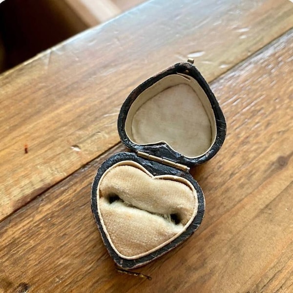 Small Victorian Style Ring Box. Vintage Style Jewellery Box. Heart ...