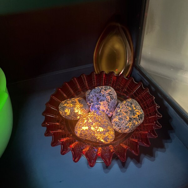 Yooper Stones Fluorescent Sodalites 1 Lb Lot Emberlites Lake Superior ...