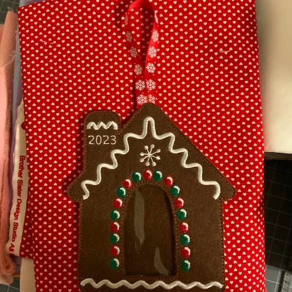 In the Hoop Gingerbread House Treat Pocket Picture Frame Ornament ...