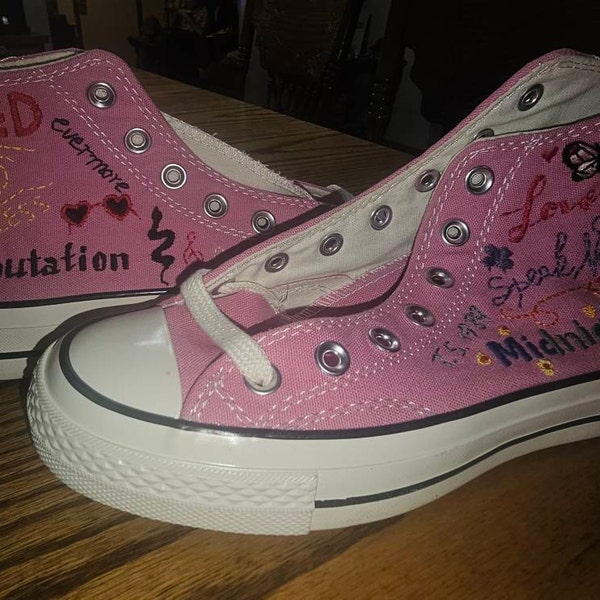 Peanuts Embroidery Design, Peanuts Halloween, Fall Converse, Dog Shoes ...