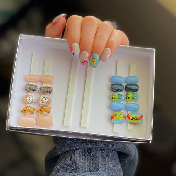 Peppa Pig and Family Nails | Custom Illustration + Foil Accent Nail ...