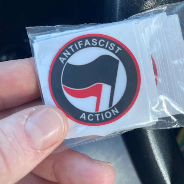 Pack 5 buttons Antifascist, Antifa, Anti-Racist, Anti-Nazi, Anti-Fascist, Iron Front, FCK NZS ...