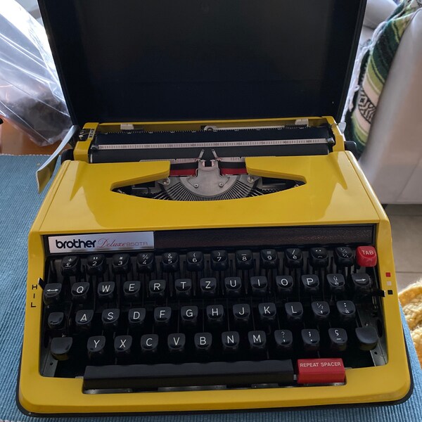 1975 Princess 500 Portable Typewriter - Etsy
