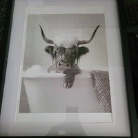 Highland Kuh sitzt auf der Toilette und liest eine Zeitung, lustiges Badezimmer Wanddekor ...