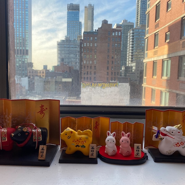 Yellow Japanese Lucky Cat Statue Maneki Neko, Beckoning Waving Cat for ...