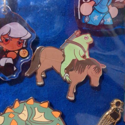 Pickle Frog Friendship Gift Hard Enamel Gold Metal Funny Amphibians ...