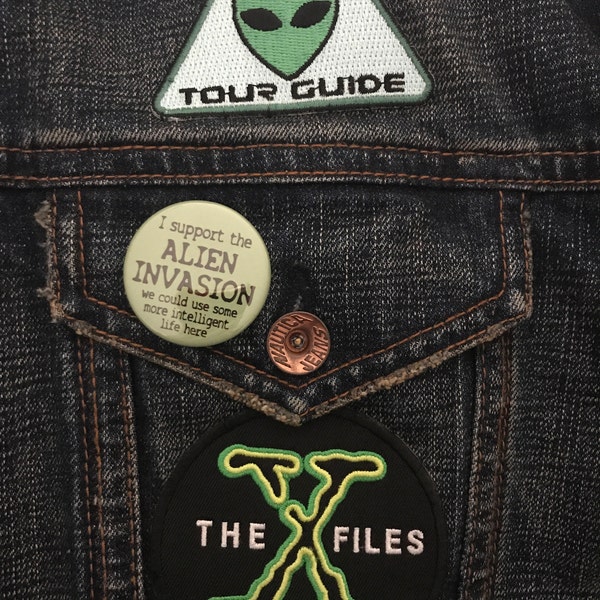 I Support the Alien Invasion - Pinback Button Badge 1 1/2 Inch 1.5 ...