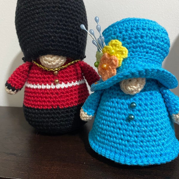 Queen Elizabeth II and Queen's Guard Gnomes, British Queen and Queens ...