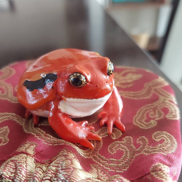 Tomato Frog Figure - Realistic Hand Painted Resin Frog - Cute Desk Pet ...