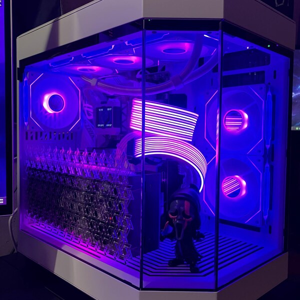 Hyte Y60 Custom Vented Side Panel - Etsy