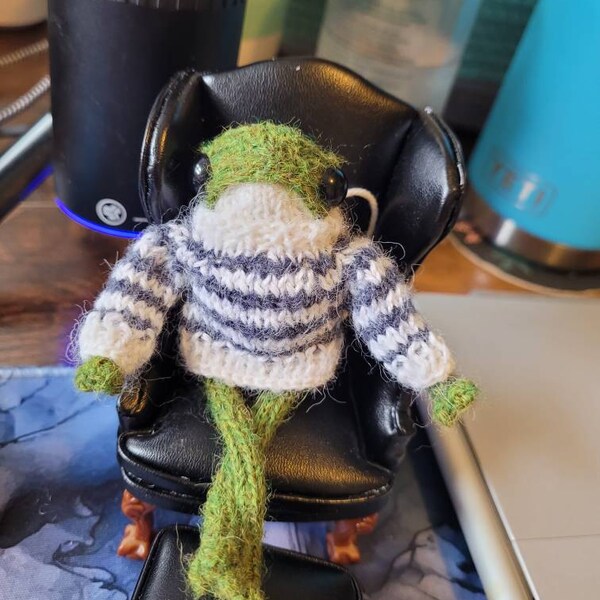 Knitted Frog in Dress Knitted Frog in Sweater Movable Froggy Frog and ...
