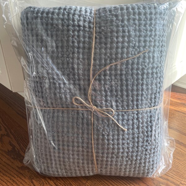 DUSTY BLUE COVERLET in Waffle Pattern. Stonewashed Linen Dusty Blue Bed ...