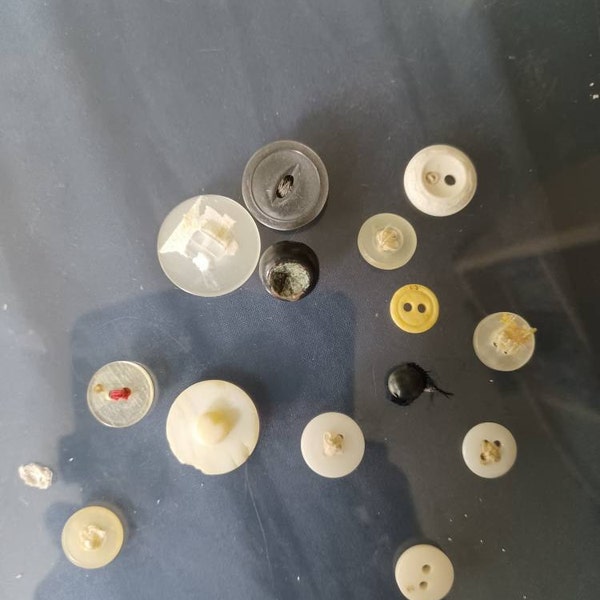 Mixed Lot of 100 Buttons New, Used and Vintage, Various Sizes & Types ...