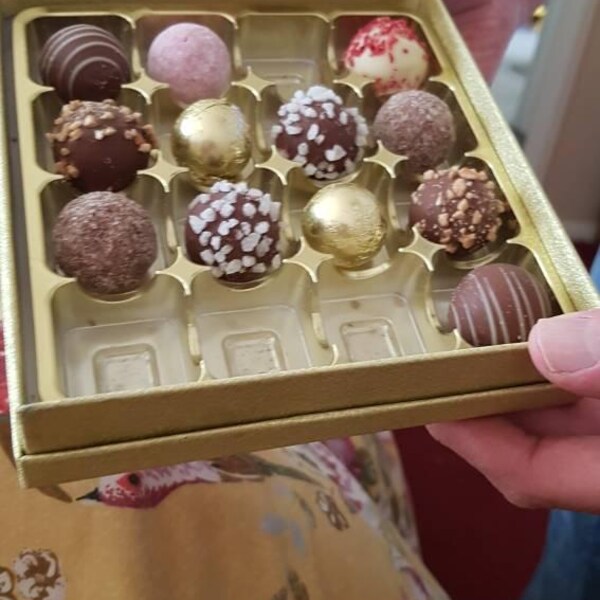 Luxury Dark Chocolate Taster Box, 18 Luxury Dark Chocolates in a ...