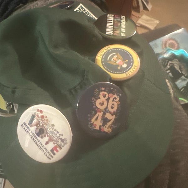 We The People Serve No Kings Anti Trump Pin Buttons in 3 Größen, Pro ...