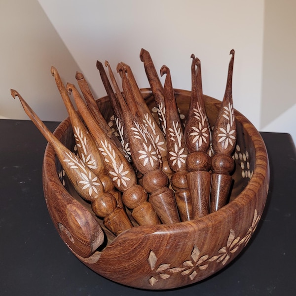 Wooden Crochet Hook Set Ergonomic Soft Grip, Set Includes 13 Sizes 3.50 ...