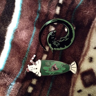 Alien Franchise Horror Enamel Pin Glow in the Dark Xenomorph Baby H.R ...